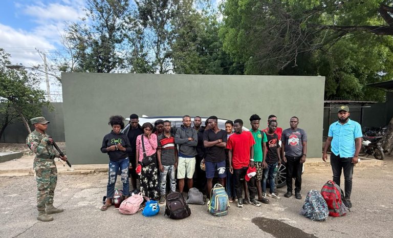 Detienen 16 haitianos que fueron abandonados dentro de yipeta en Mao - RTVD